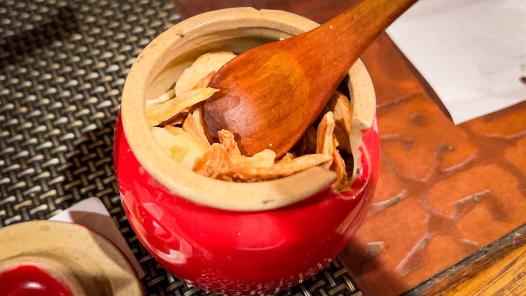 銀座の人気ラーメン店「ABCラーメン」の「大人の魔女麻醤麺（大辛口）」 | グルメハンターズ