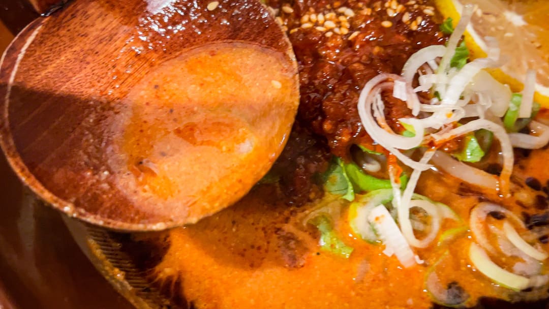 銀座の人気ラーメン店「ABCラーメン」の「大人の魔女麻醤麺（大辛口）」 | グルメハンターズ