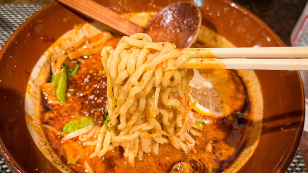 銀座の人気ラーメン店「ABCラーメン」の「大人の魔女麻醤麺（大辛口）」 | グルメハンターズ