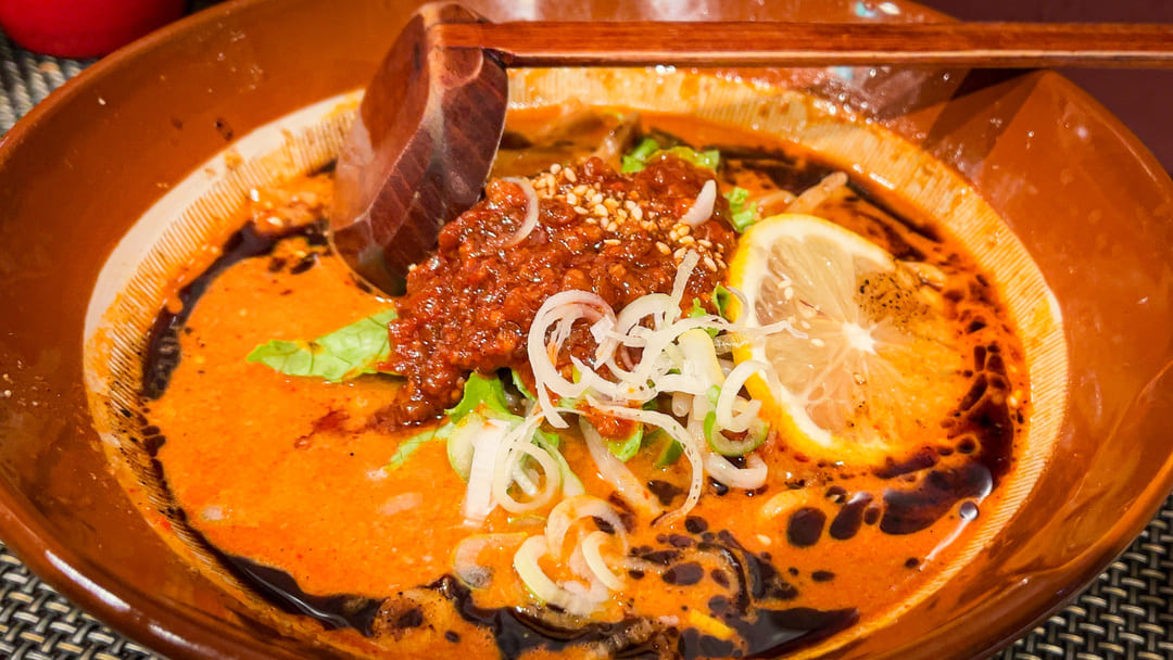 銀座の人気ラーメン店「ABCラーメン」の「大人の魔女麻醤麺（大辛口）」 | グルメハンターズ