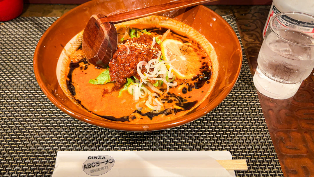 銀座の人気ラーメン店「ABCラーメン」の「大人の魔女麻醤麺（大辛口）」 | グルメハンターズ